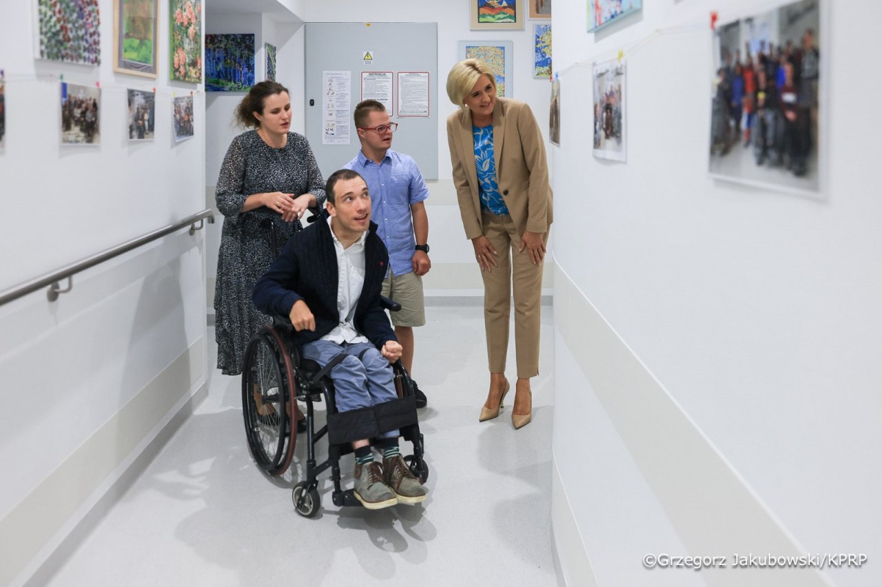 Agata w biszkoptowym komplecie odwiedziła ośrodek dla osób z ...