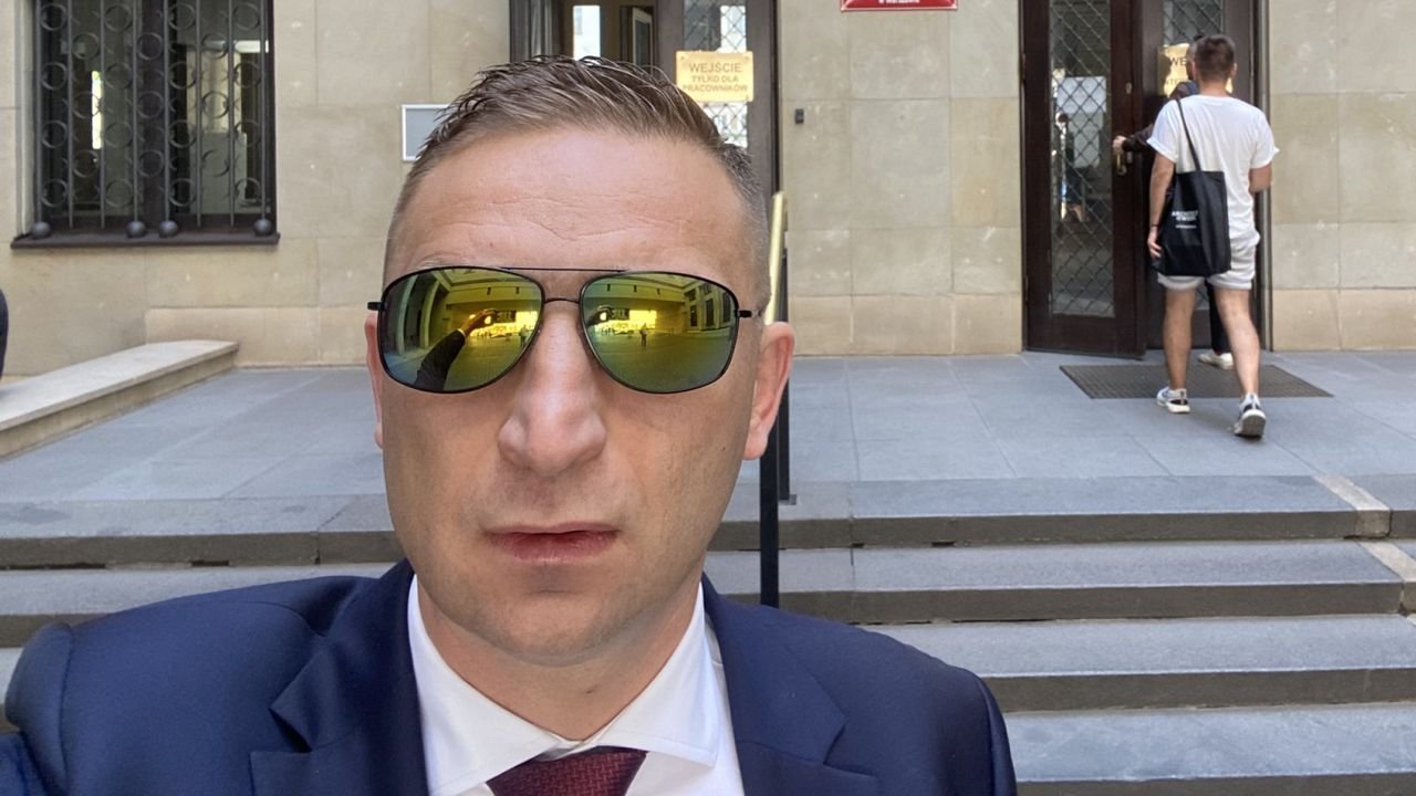 Robercik w okularach przeciwsłonecznych niczym Neo z "Matrixa". Sieć ...