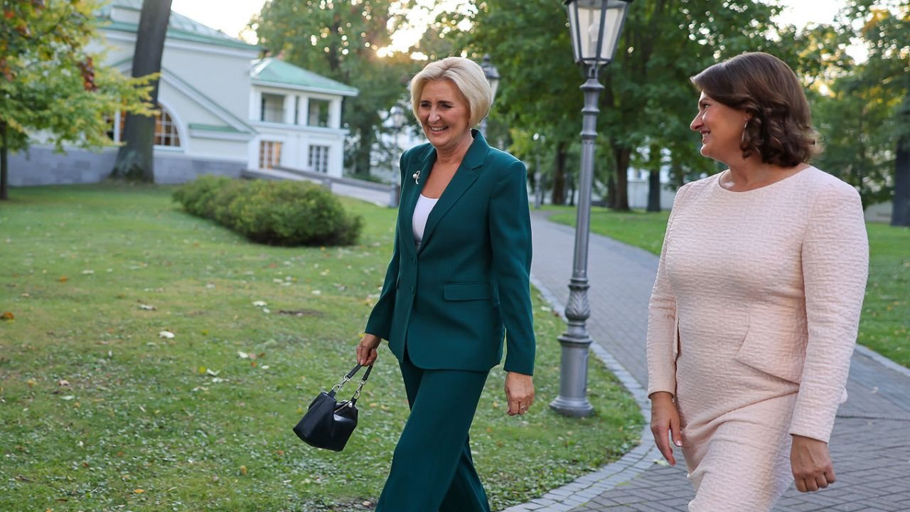 Uśmiechnięta Agata w szerokich spodniach i taliowanej marynarce. Znów ...