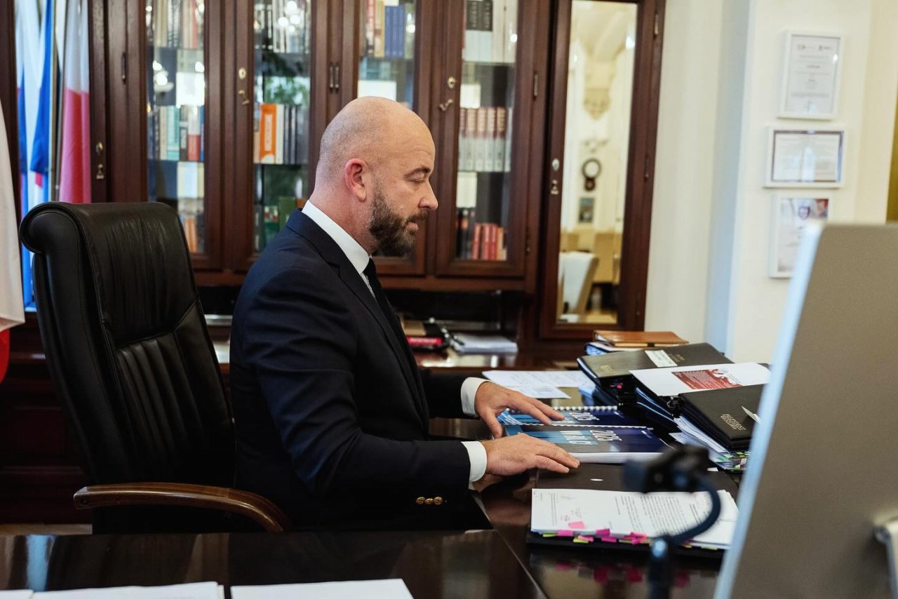 Jacek z Wrocławia ma problemy z powodu wałów na dyplomie. Sieć zalały memy