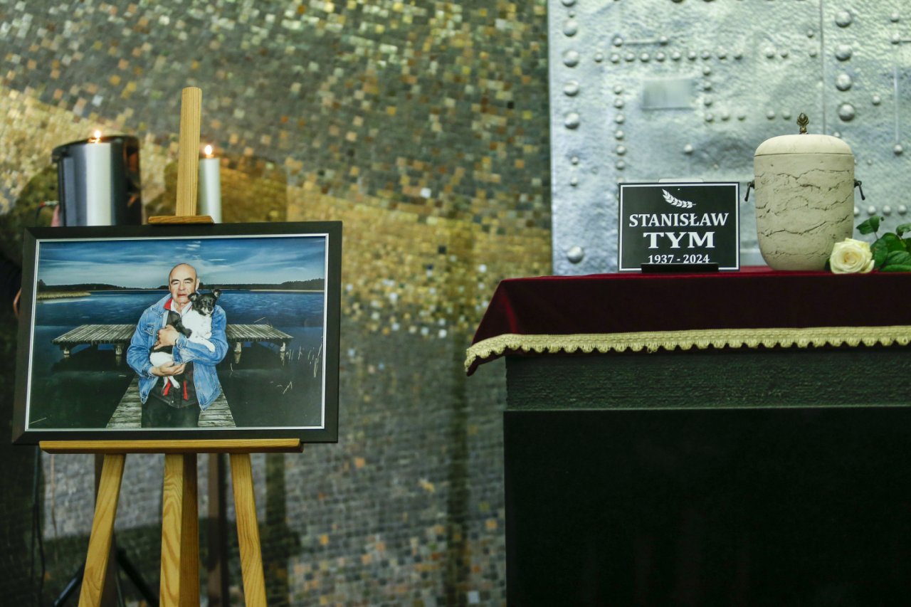 Świecki pogrzeb Stanisława Tyma. Tłum gwiazd pożegnał aktora: Olejnik ...