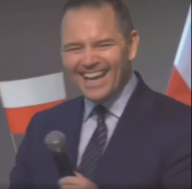 Gościnny Karol i jego szelmowski śmiech stały się hitem sieci. Są przeróbki [wideo]