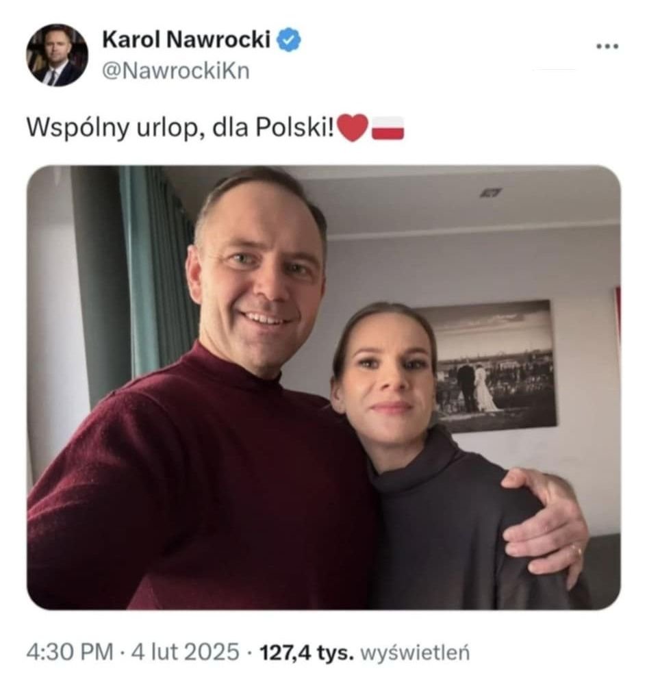 Urlopujący Karol Nawrocki wychyla się jak zza winkla. Ujęcie idealne ...