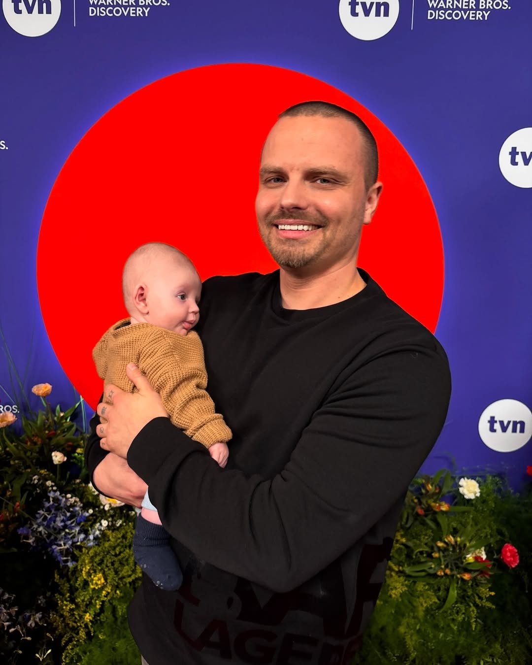 Marcin Hakiel lansował się z niemowlakiem na czerwonym dywanie. Mały ...