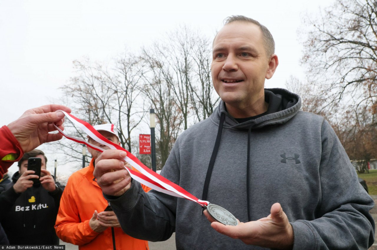 Starsza kobieta co miesiąc daje tysiaka na oczytanego Karola. "Bo tak trzeba" [wideo]