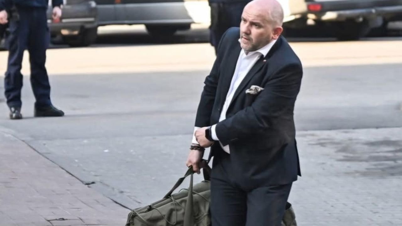 Mariusz jak Rejtan broni swego kolegę. Dźwiga nawet za niego legendarną ...