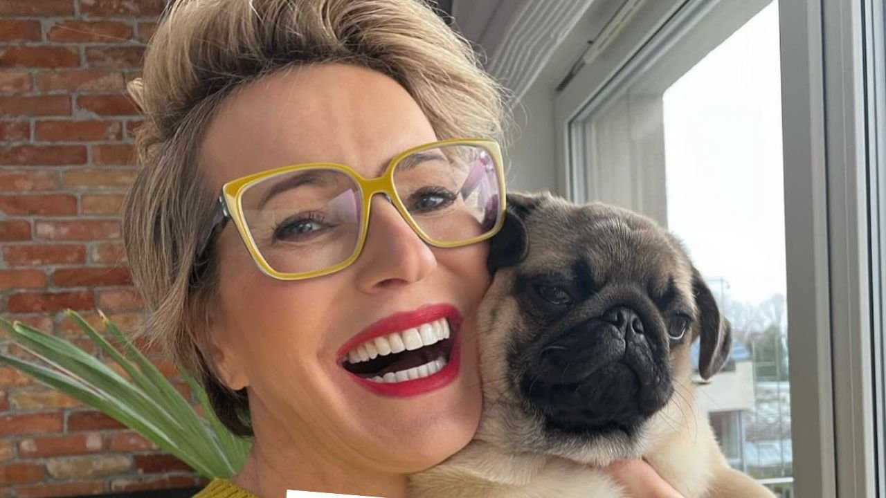 Paulina Smaszcz w prześwitującej konfekcji z girami na wierzchu. Ciałko ...