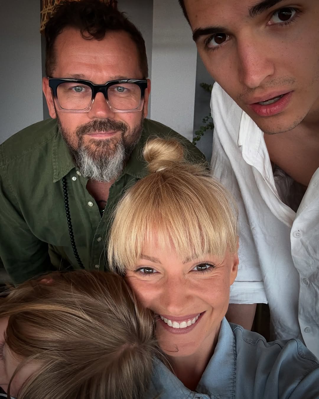 Dorota Szelągowska pozuje z partnerem i rodzinką. Jej luby wygląda zupełnie jak Darek Stolarz