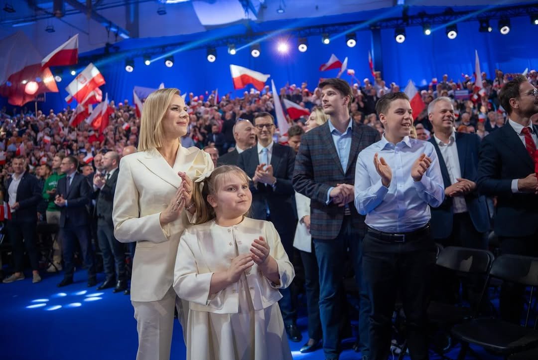 Marta od Karola wyglądała na scenie jak modelka. Wskoczyła w modny komplecik i wyeksponowała ...