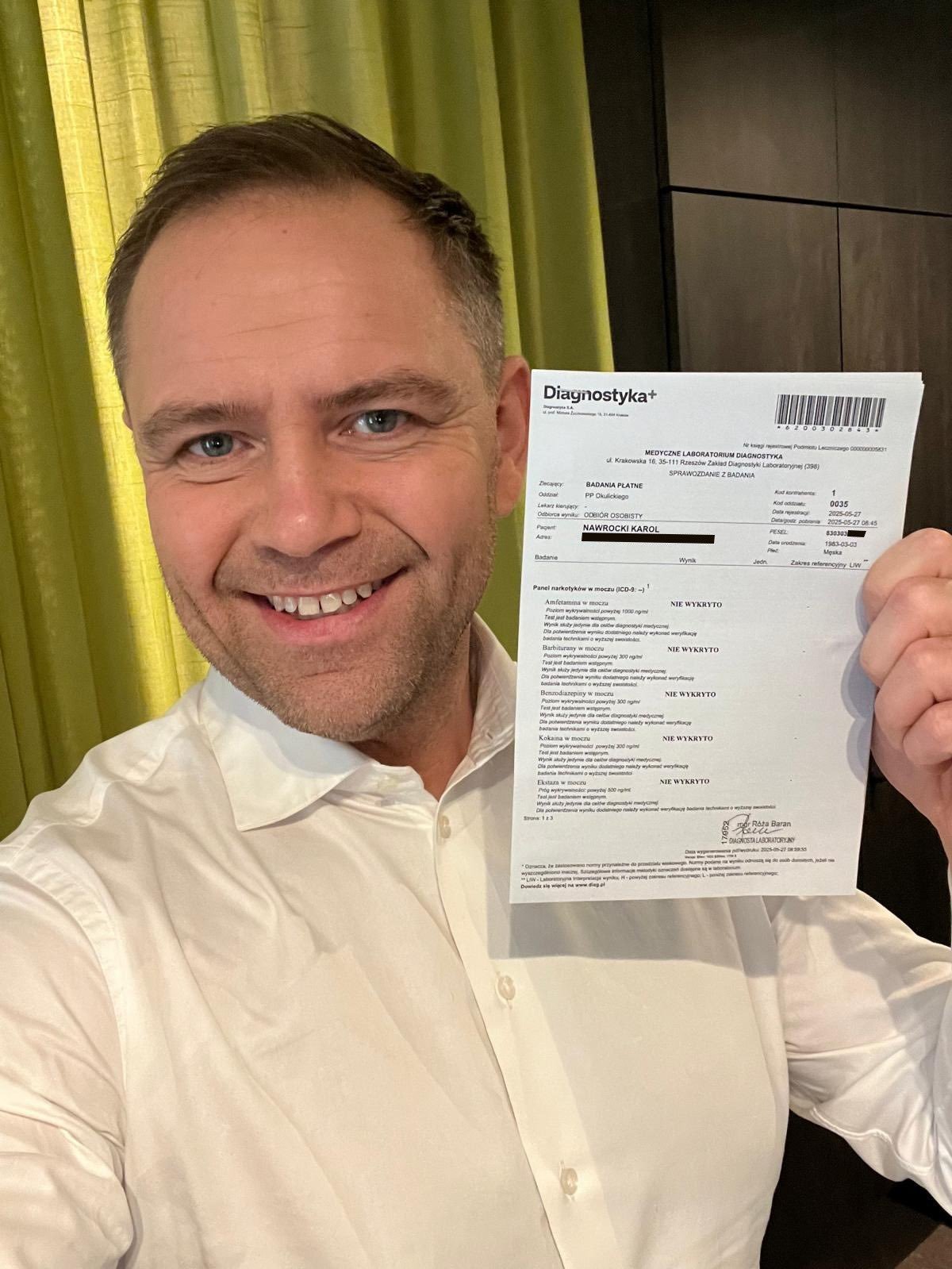 Karol Osiłek pokazał białą kartkę i się zaczęło. Sieć produkuje memy