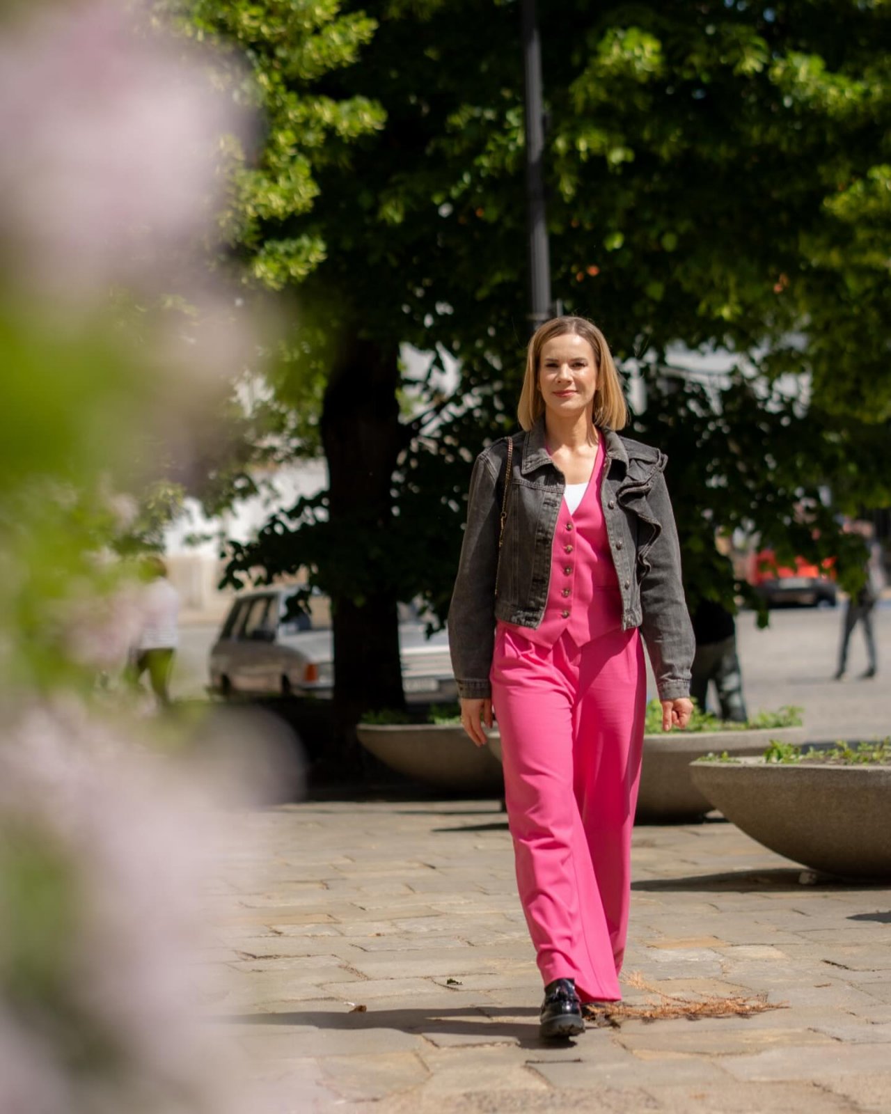 Marta od Karola odezwała się i wskoczyła w różowy komplecik. Stylista ocenił jej landrynkową ...