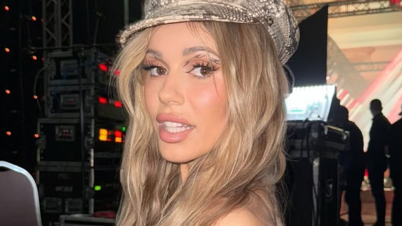 Doda w mini z rzemyków i w mega obcisłym topie bez stanika. Niewiele ...