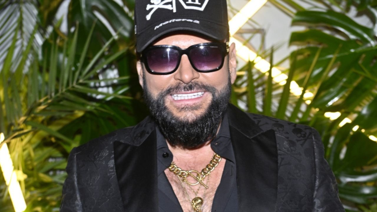 Krzysztof Rutkowski znów zmienił fryzurę. Bez kwadratu mu do twarzy ...