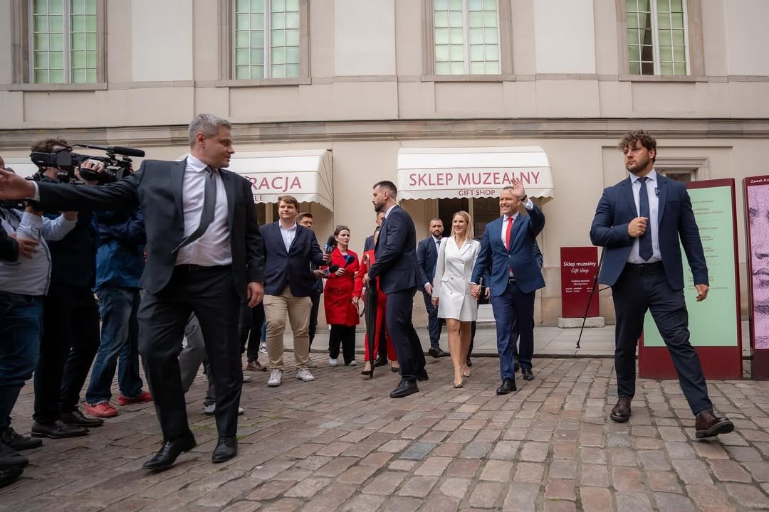 Marta od Karola zagrała nóżką w białej kiecce. Odsłoniła nogi do nieba w kusej kreacji