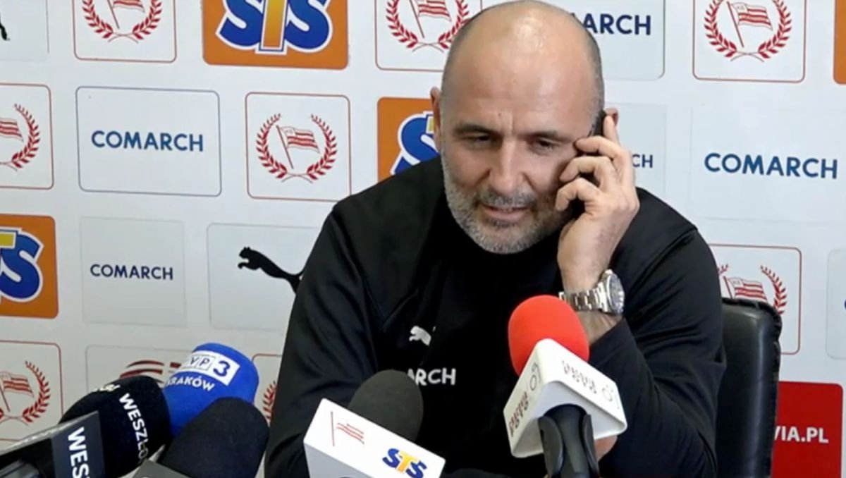 Robert Lewandowski dzwoni do Michała Probierza, a cała sala śpiewa. Te ...