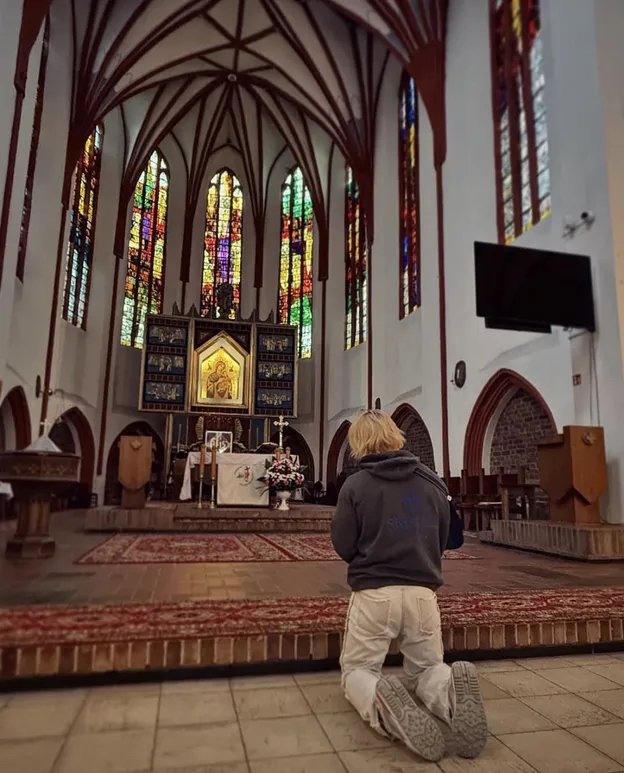 Skolim po wypadku samochodowym padł na kolana przed ołtarzem i cyknął ...