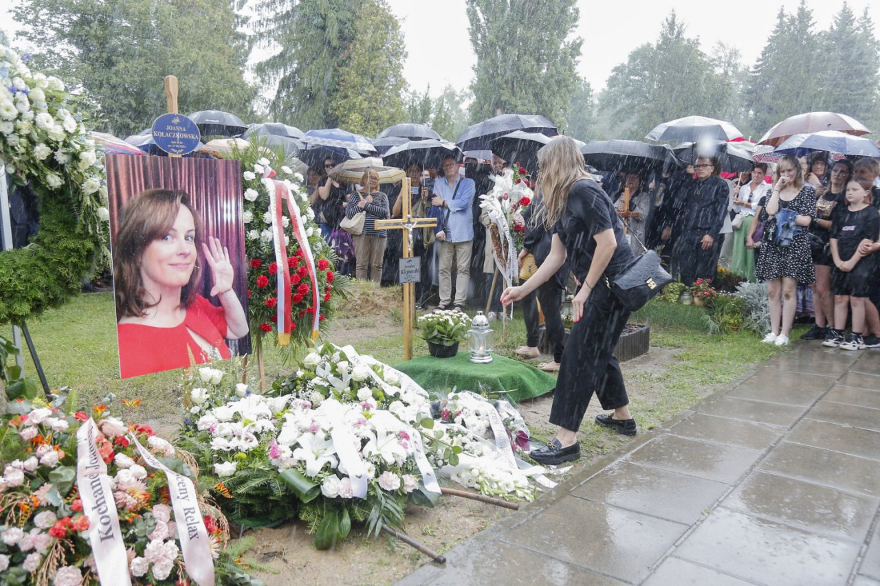 Tak wyglądał humanistyczny pogrzeb Joanny Kołaczkowskiej: Tadla i ... Tak wyglądał humanistyczny pogrzeb Joanny Kołaczkowskiej: Tadla i ...