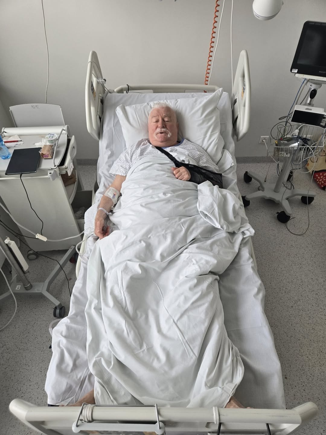 Lech Wałęsa nadaje prosto ze szpitalnego łóżka. Fani zadrżeli o jego ...