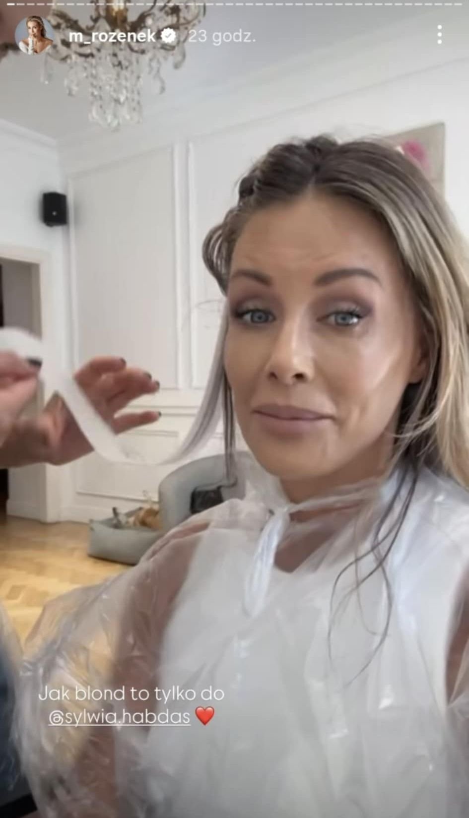 Małgorzata Rozenek wybrała się do fryzjera. W perłowym blondzie wygląda wypisz wymaluj jak Doda