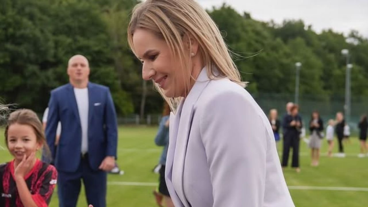 Marta od Karola zarzuciła na siebie pelerynę niczym Zorro. W takiej stylizacji zwiedzała Sandomierz