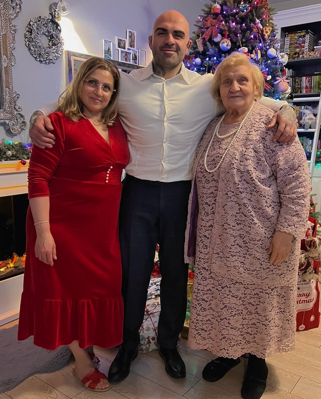 Akop Szostak pomógł swojej mamie zrzucić 20 kg. Teraz wygląda jak jego ...