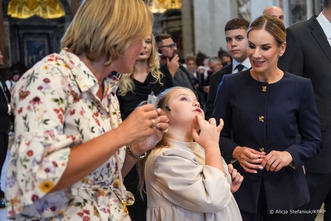 Młodzi Nawroccy w Watykanie zamiast na lekcjach. Internauci grzmią: "A ...