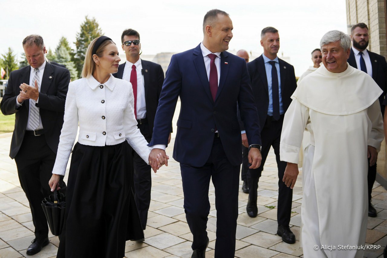 Marta Nawrocka zagrała nóżką w sanktuarium w USA. Wysokie obcasy ...