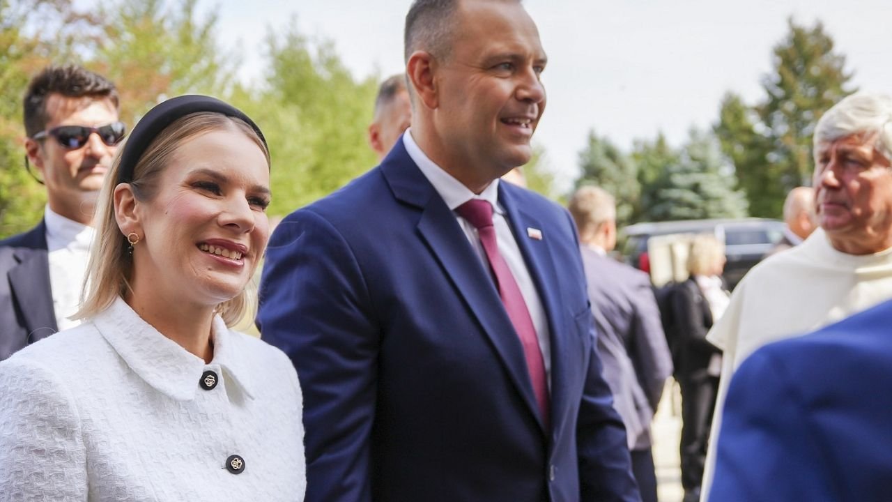 Marta Nawrocka zagrała nóżką w sanktuarium w USA. Wysokie obcasy ...