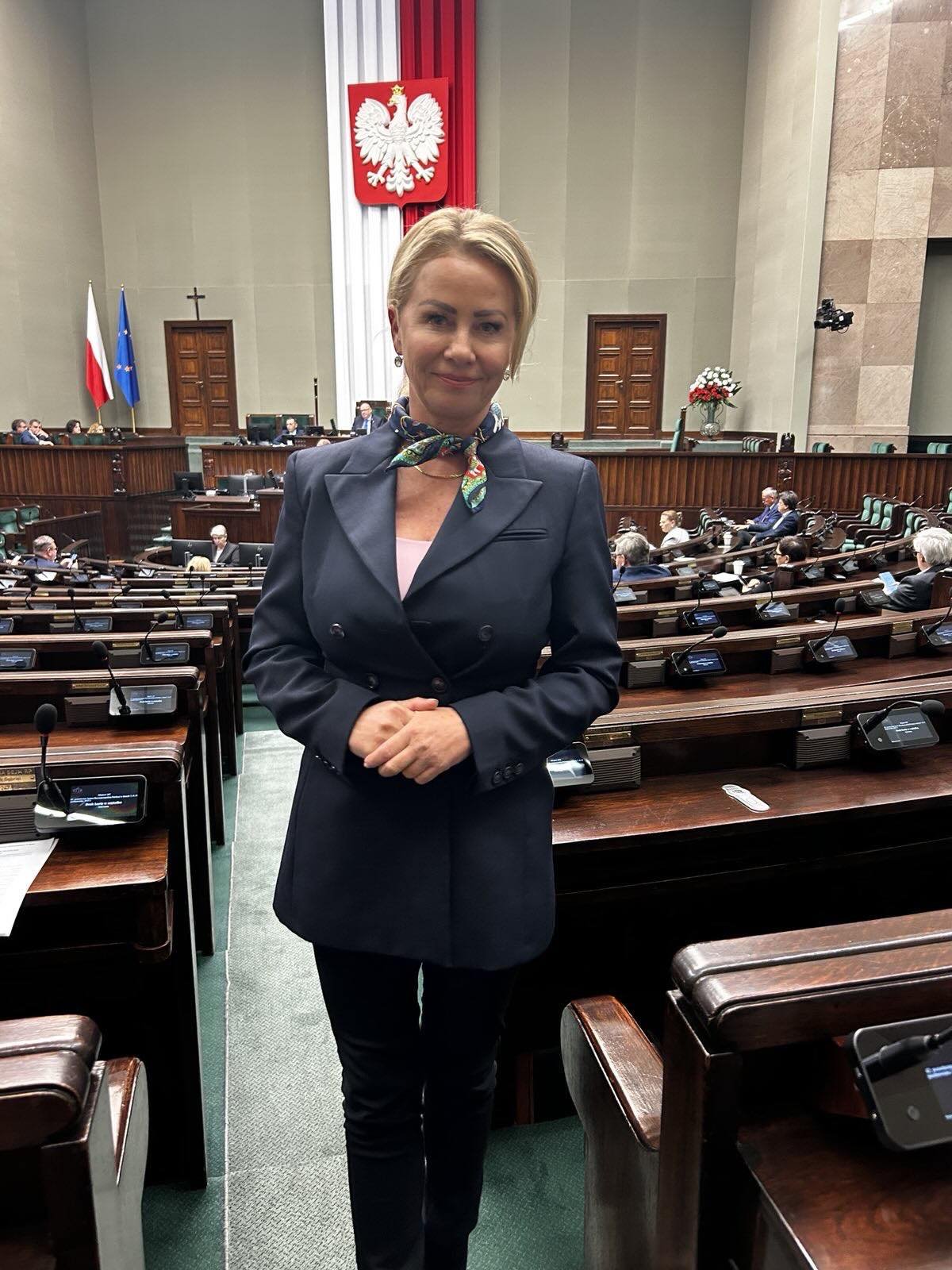 Hołownia postawił fortepian w Sejmie, a ona zagrała na nim Chopina ...