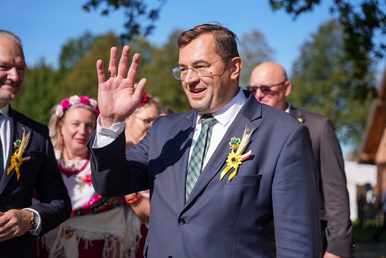 Minister nie wytrzymał i uciekł. To, co działo się w nocy w hotelu ...