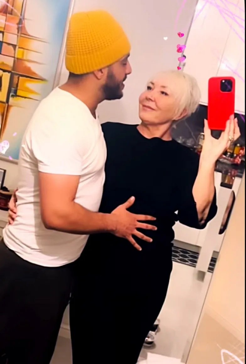 Mama Agnieszki Włodarczyk w objęciach młodszego o 30 lat męża ...