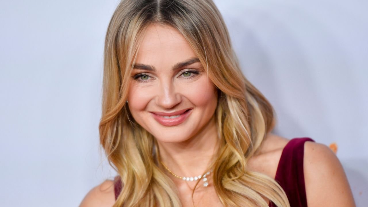 Małgorzata Socha z dekoltem do pępka prężyła się w kusej kreacji. Mało ...