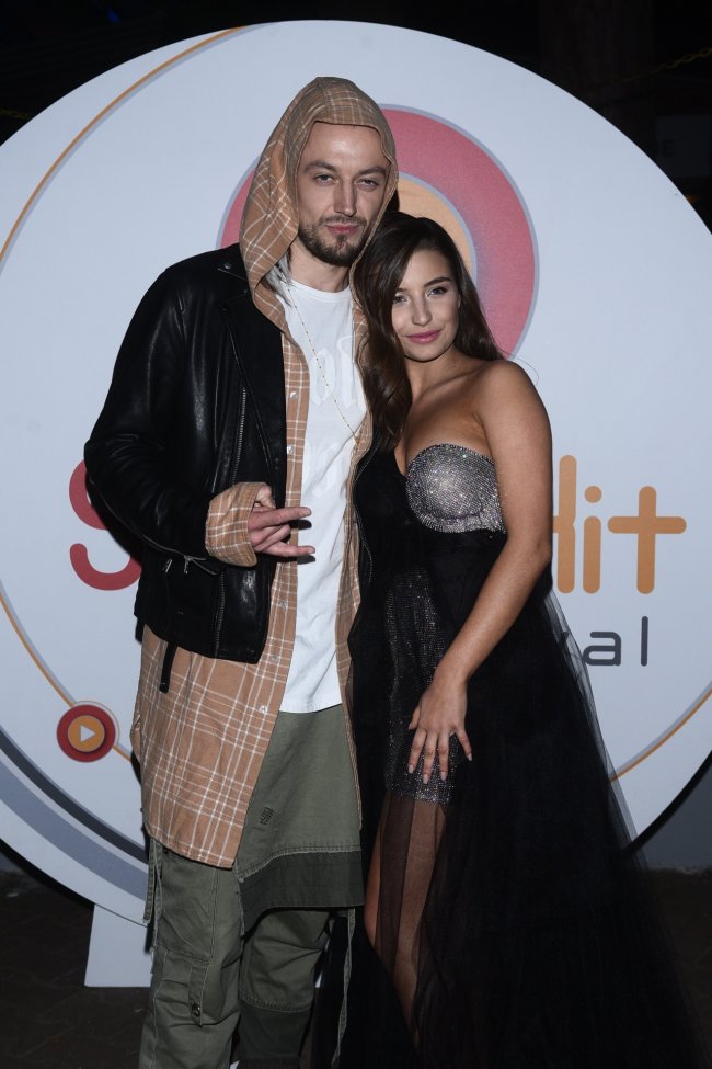 Wieniawa i Baron tulą się do siebie na ściance SuperHit Festiwal. Julia ...