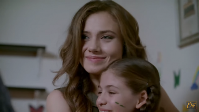 Asli z tureckiego serialu "Elif" to prawdziwa piękność! Tak wygląda na ...