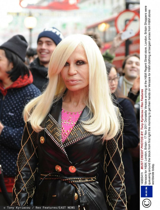 66-letnia Donatella Versace w lateksie z nową twarzą (?) na Oscarach ... 66-letnia Donatella Versace w lateksie z nową twarzą (?) na Oscarach ...