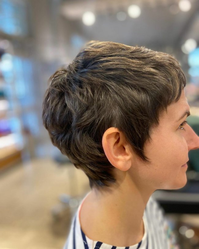 Pixie cut w trendach na zimę 2022/23. Poznaj modne sposoby modelowania