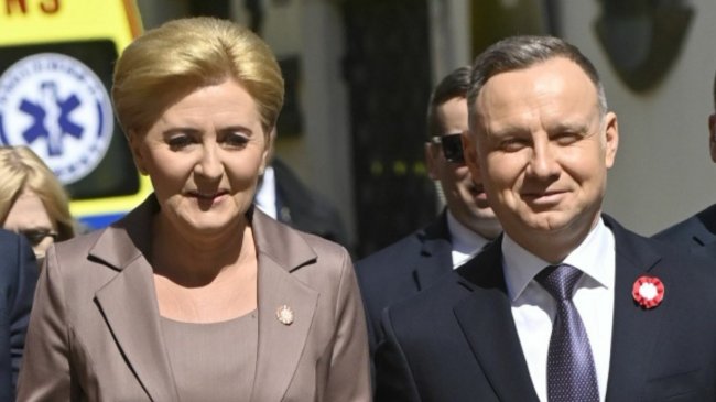 Pierwsza Dama pełna gracji 3 maja w kawowej stylizacji. Ten fason to ...