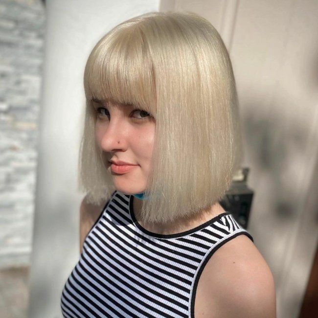 Grzywka blunt bangs — z jakimi fryzurami ją łączyć? Zobacz modne przykłady