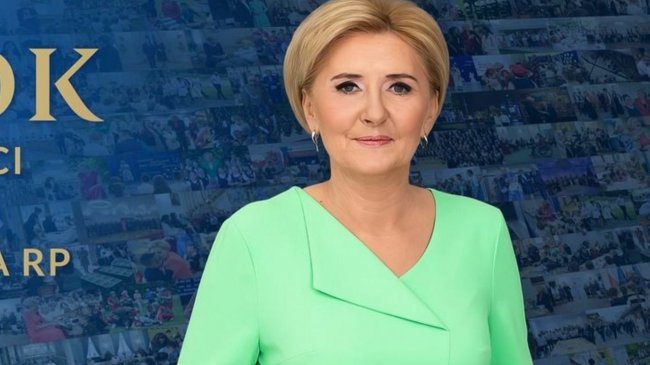 Agatka w limonkowej sukience uśmiecha się tajemniczo jak Mona Lisa