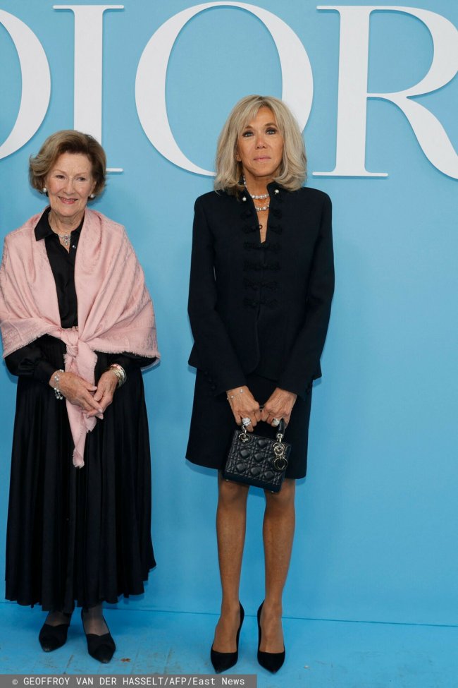 Brygida od Emmanuela gra nóżką w kusej mini. 71-latka odsłoniła nogi na ...