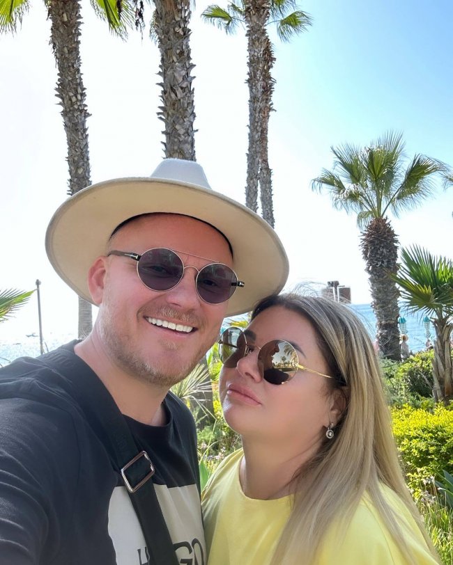 Katarzyna Niezgoda wyskoczyła z mężem w tropiki. Pluska się w samym ...