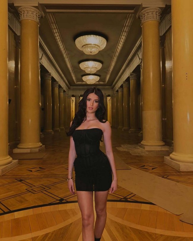 Roksana Węgiel jak lolitka w ultrakrótkiej mini z prześwitami i z ...