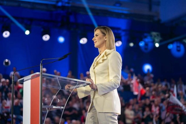 Marta od Karola wyglądała na scenie jak modelka. Wskoczyła w modny komplecik i wyeksponowała ...